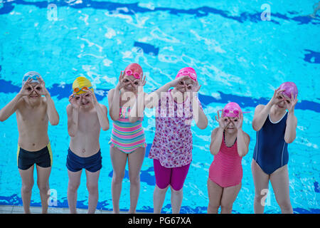 Lächelnd mit niedlichen schwimmen Klasse Medaillen Stockfoto, Bild ...