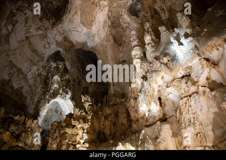 Höhlen von Frasassi in Genga, Ancona, Italien. Die Grotten von Frasassi ...