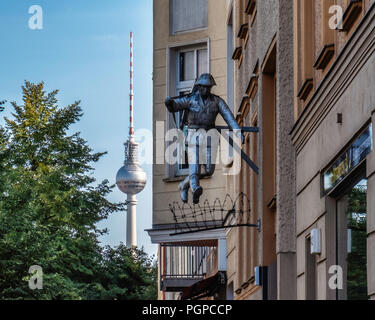 Soldat, von Conrad Schumann springen, Berlin wall Memorial Website ...