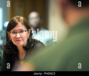 Ricki Selva, Gatte der US Air Force General Paul J. Selva, der ...