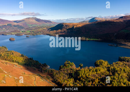 Blick über Manesty Park und Derwent Water von Maiden Moor im ...