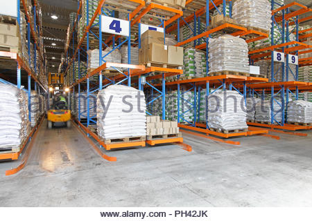 Gabelstapler und Regale. Gabelstapler beladen Palettenregal. Teil einer ...