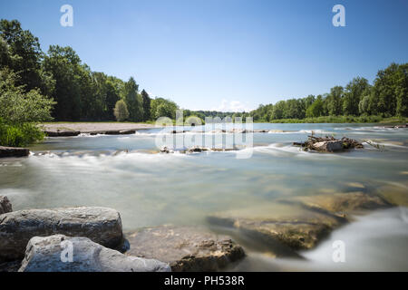 Isar mit Fluss und Ufer mit Bäumen und Wiese in München, Bayern ...