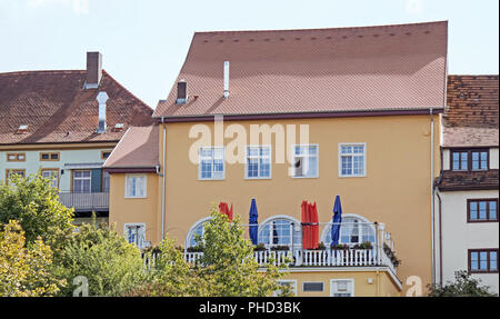 Die Stadt Engen im Hegau-Landschaft, am Rücken der Vulkan Hohenhewen ...