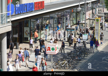 Berlin, Deutschland, shopping Straße Schlossstraße in Steglitz ...