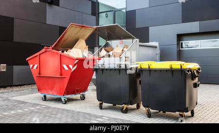 Roten Müllcontainer, Recycling, Abfall und Müll-Behälter in der Nähe ...