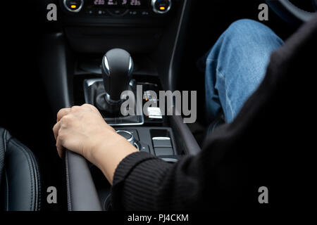 Hand auf automatische Gangschaltung, Mann hand schalten eine ...