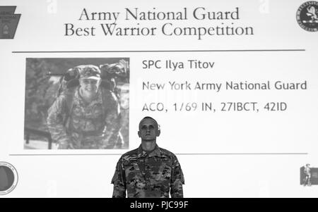 Spc. Ilya Titov mit der New York Army National Guard steht an Aufmerksamkeit wie seine Biografie ...