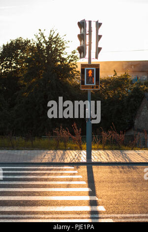 Rote Ampel an einem Fußgängerüberweg in einer Stadt in England ...