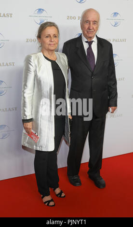 Filmproduzent Atze Brauner (2-R), seine Frau Maria, Atze Brauner Sohn ...