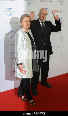 Filmproduzent Atze Brauner (2-R), seine Frau Maria, Atze Brauner Sohn ...