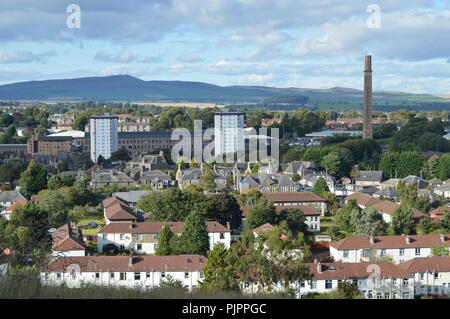 Blick vom Hügel über Balgay Lochee mit Cox's Stack, Dundee, Schottland ...