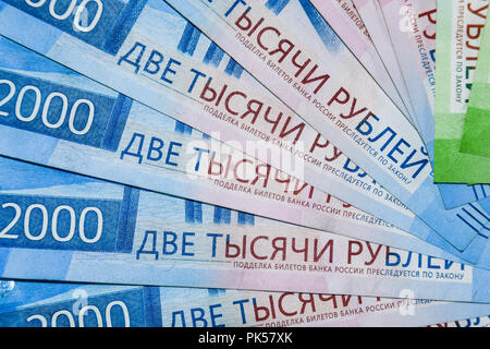 Russische neue Stückelung von 2000 und 200 Rubel. Russische Banknoten ...