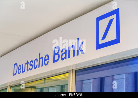 Deutsche Bank-Zeichen und Logo auf ein traditionelles Gebäude in ...