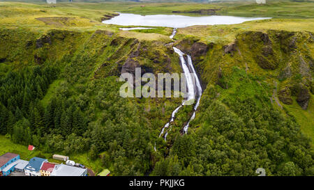 Systrafoss Wasserfall, See Systravatn, Kirkjubaejarklaustur, Island ...