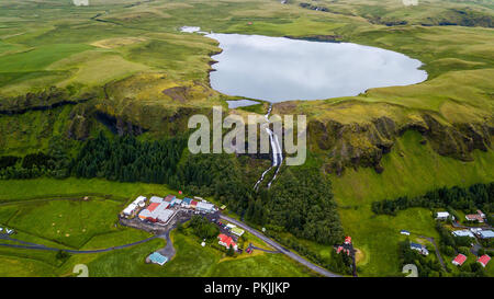 Systrafoss Wasserfall, See Systravatn, Kirkjubaejarklaustur, Island ...
