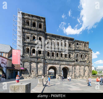 Die Porta Nigra (Schwarzes Tor) in Trier. Es ist ein berühmtes großes ...