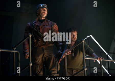 Von Links nach Rechts: Chris Evans spielt Steve Rogers und Hayley ...