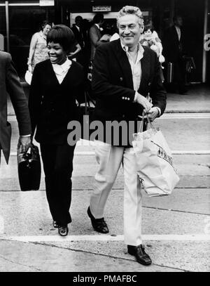 Peter Finch und seine Freundin Elethe Barrett, 1973 © GFS/Hollywood ...