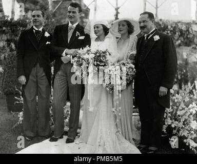 John Wayne mit seiner ersten Frau Josephine Saenz und Loretta Young ...