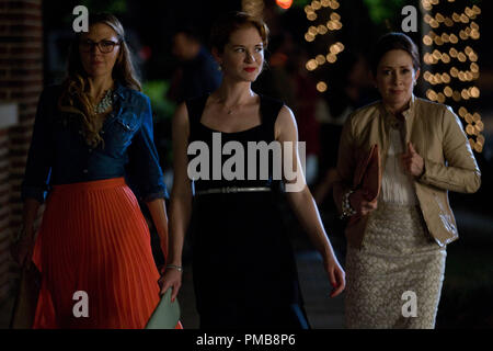 Izzy (Andrea Logan Weiß), Allyson (Sarah Drew), Sondra (Patricia Heaton ...