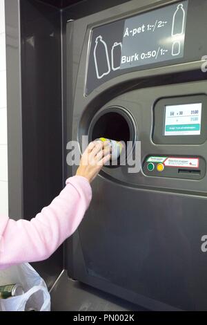 Leere Flaschen und Dosen für das recycling auf einem Getränke-Verteiler ...