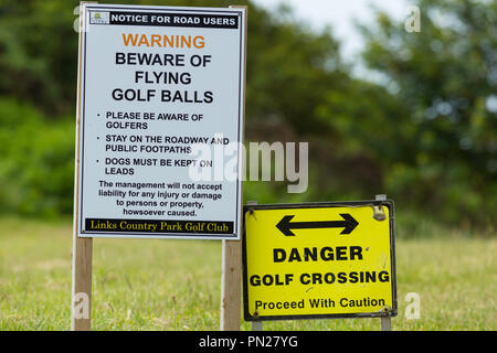 Golfplatz Zeichen Warnung der fliegende Golfbälle mit zwei Golfspieler ...