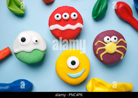 Heloween Dessert: lustige Monster aus Kekse mit Schokolade und ...