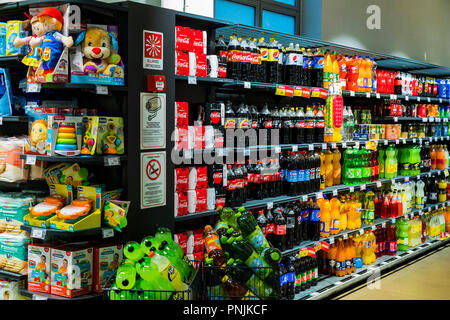 VERONA, Italien - 4 September: Regale und Regalsysteme mit Produkten ...