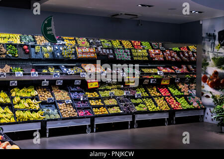 VERONA, Italien - 4 September: Regale und Regalsysteme mit Produkten ...