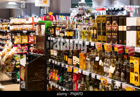 VERONA, Italien - 4 September: Regale und Regalsysteme mit Produkten ...