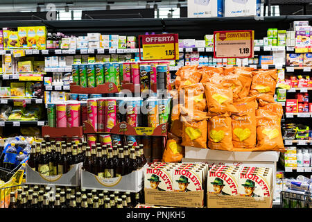 VERONA, Italien - 4 September: Regale und Regalsysteme mit Produkten ...