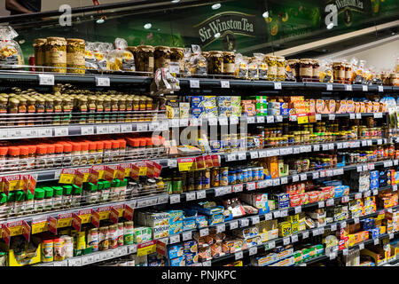 VERONA, Italien - 4 September: Regale und Regalsysteme mit Produkten ...