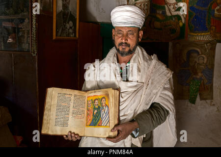 Mönch und 300 Jahre alte Neue Testament Bibel zeigt Maria, Josef ...