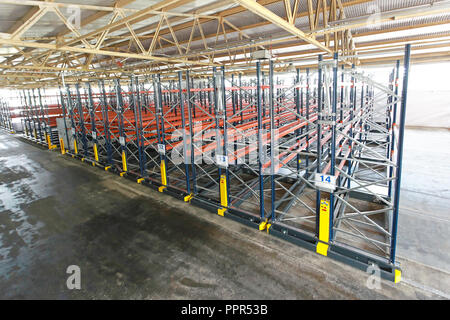 Leere Regale und Gestelle im Auslieferungslager Stockfoto, Bild ...