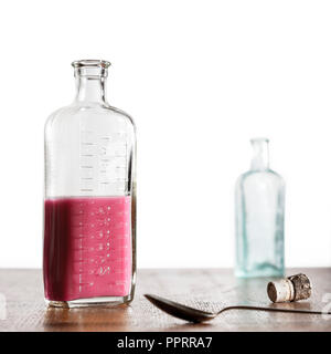 Alte Medizin-Flaschen in eine alte Apotheke oder Kaufmannsladen ...