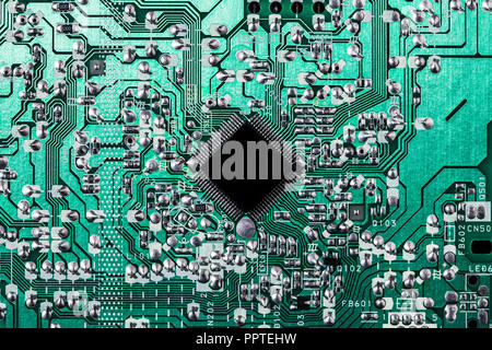 Halbleiter-Chip integriert / Mikroprozessor auf blaue Platine Stockfoto ...