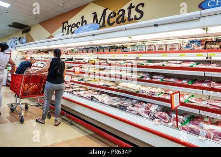 Verpacktes Fleisch in einer Vitrine im Supermarkt uns Stockfoto, Bild ...
