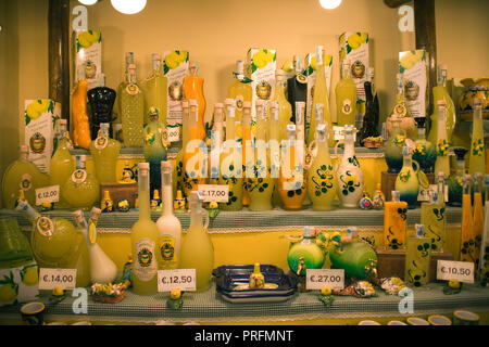 Souvenirs von Limone zu einem Souvenirshop, Limone, Limone sul Garda ...