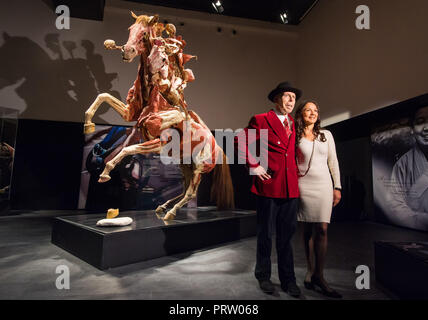 Dr. Gunther von Hagens und Dr. Angelina Whalley mit 'Aufzucht von Pferd ...