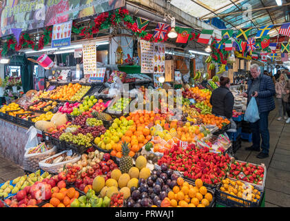 Käufer auf dem Mercado Bolhao Markt in Porto, Portugal Stockfoto, Bild ...