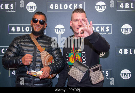 04 Oktober 2018, Berlin: Die Rapper LX (r) und Gringo (l) auf dem roten ...