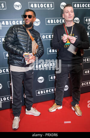 04 Oktober 2018, Berlin: Die Rapper LX (r) und Gringo (l) auf dem roten ...