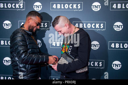 04 Oktober 2018, Berlin: Die Rapper LX (r) und Gringo (l) auf dem roten ...