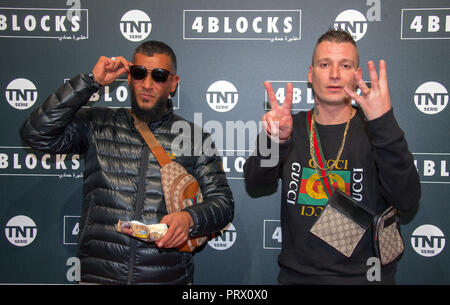 04 Oktober 2018, Berlin: Die Rapper LX (r) und Gringo (l) auf dem roten ...