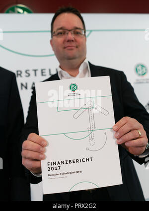 05 Oktober 2018, Hessen, Frankfurt Main: Dirk Moldenhauer (l), Leiter ...