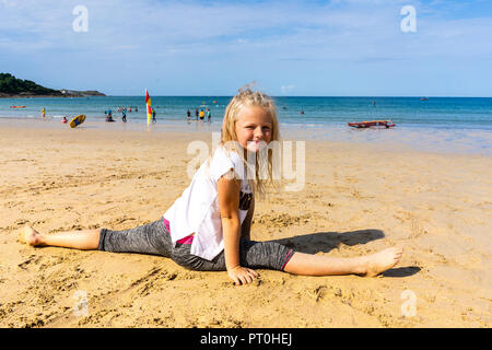 Mädchen Turnen vor weißem Hintergrund Stockfoto, Bild: 93600634 - Alamy
