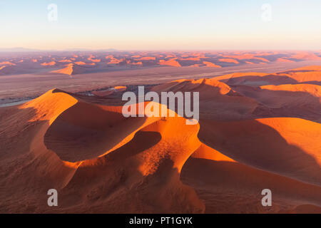 Luftaufnahme des hohen roten Dünen, befindet sich in der Namib-Wüste ...