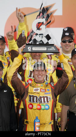 Kyle Busch feiert in Gatorade Victory Lane nach dem Gewinn der zweiten ...