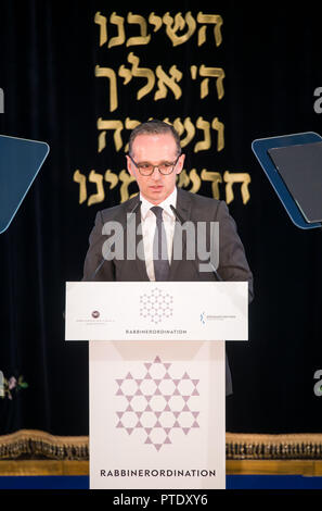 09 Oktober 2018, Berlin: Heiko Maas (l, SPD), Außenminister, und Ronald ...